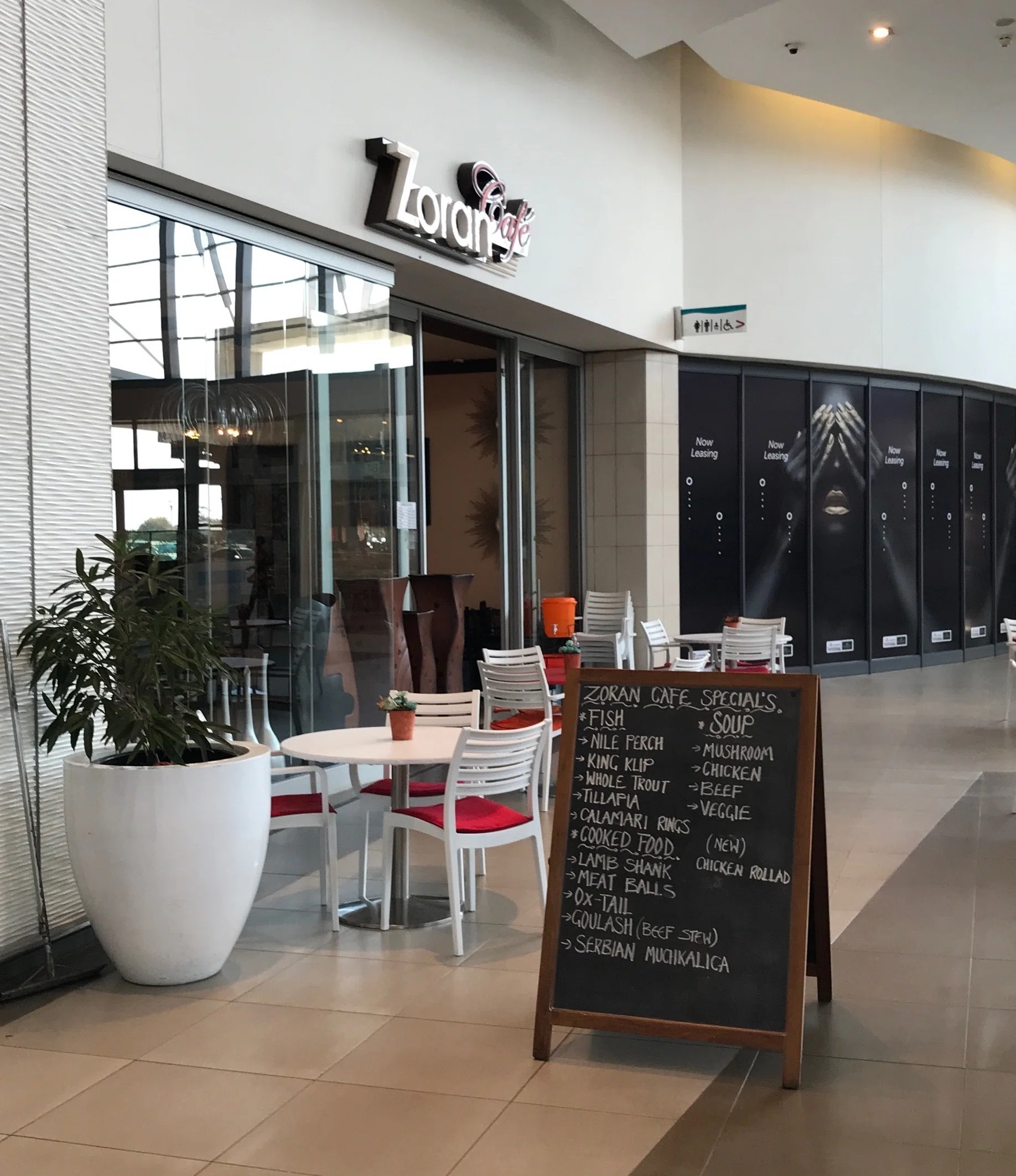 お洒落カフェ（8／10）Zoran Cafe @首都ルサカのレビーショッピングセンター｜ねこinザンビア