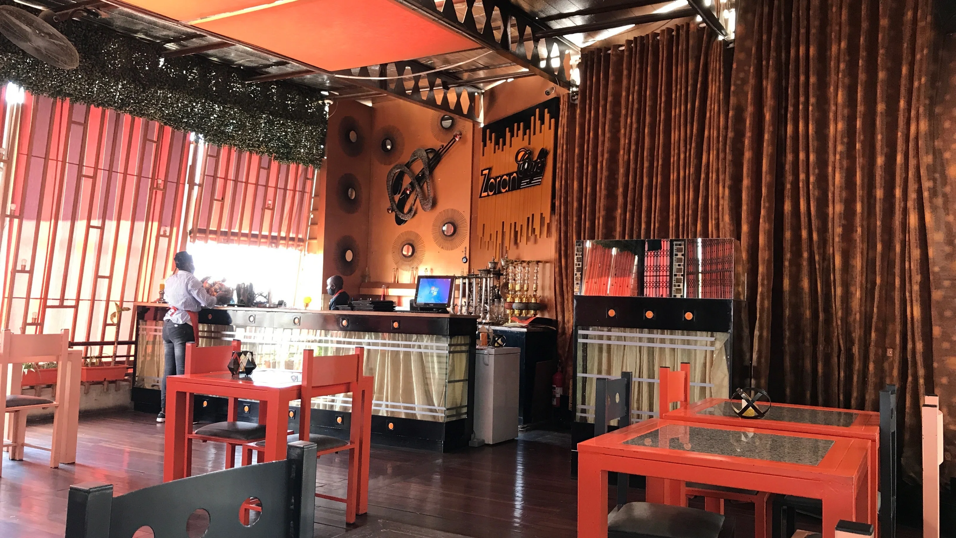 お洒落カフェ（8／10）Zoran Cafe @首都ルサカのレビーショッピングセンター｜ねこinザンビア