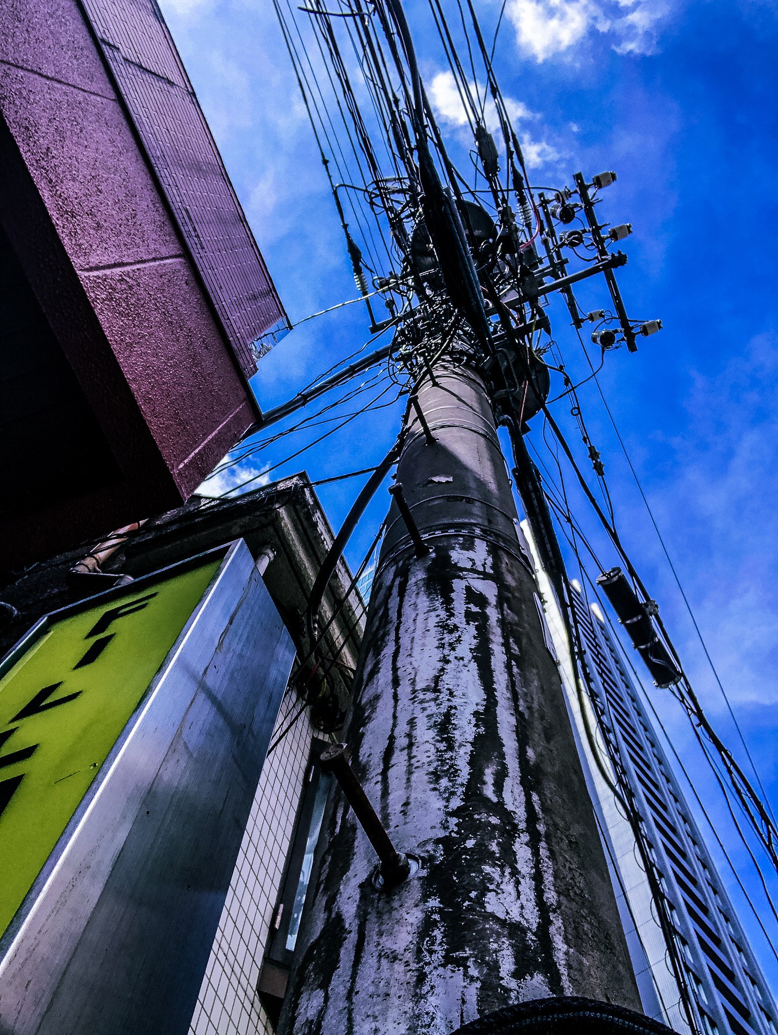 電柱を背に天を穿つ-五拾七｜Yasu Koma