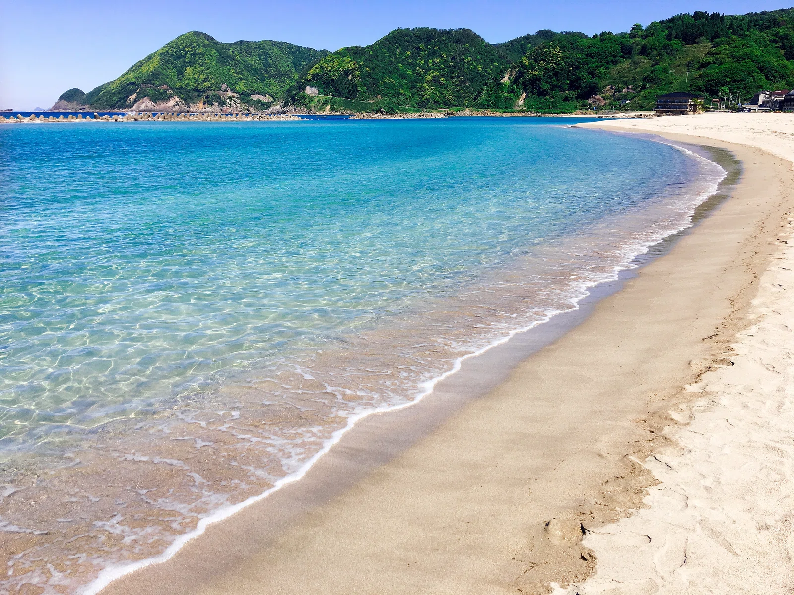 竹野海岸～城崎温泉から車で15分の真っ白な砂浜 ~ Photo ~ Takeno beach near Kinosaki onsen｜旅のカタログ