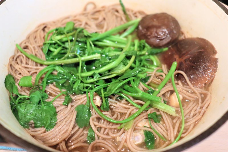 ワイン好きに捧げるレシピ#48《鴨肉と三関セリとロゼワインと》｜Ayano Mitsui🍳料理とワインのコンサルティング🍷｜note