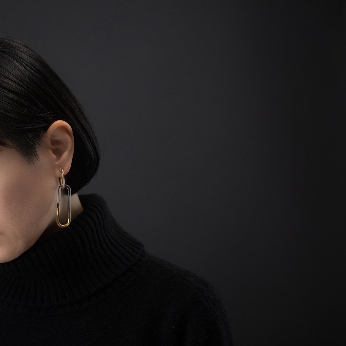 2000度を超える炎の中で、透明な世界を閉じ込める。ガラスで光を紡ぐ、kuumaのモードなジュエリーたち｜iichi