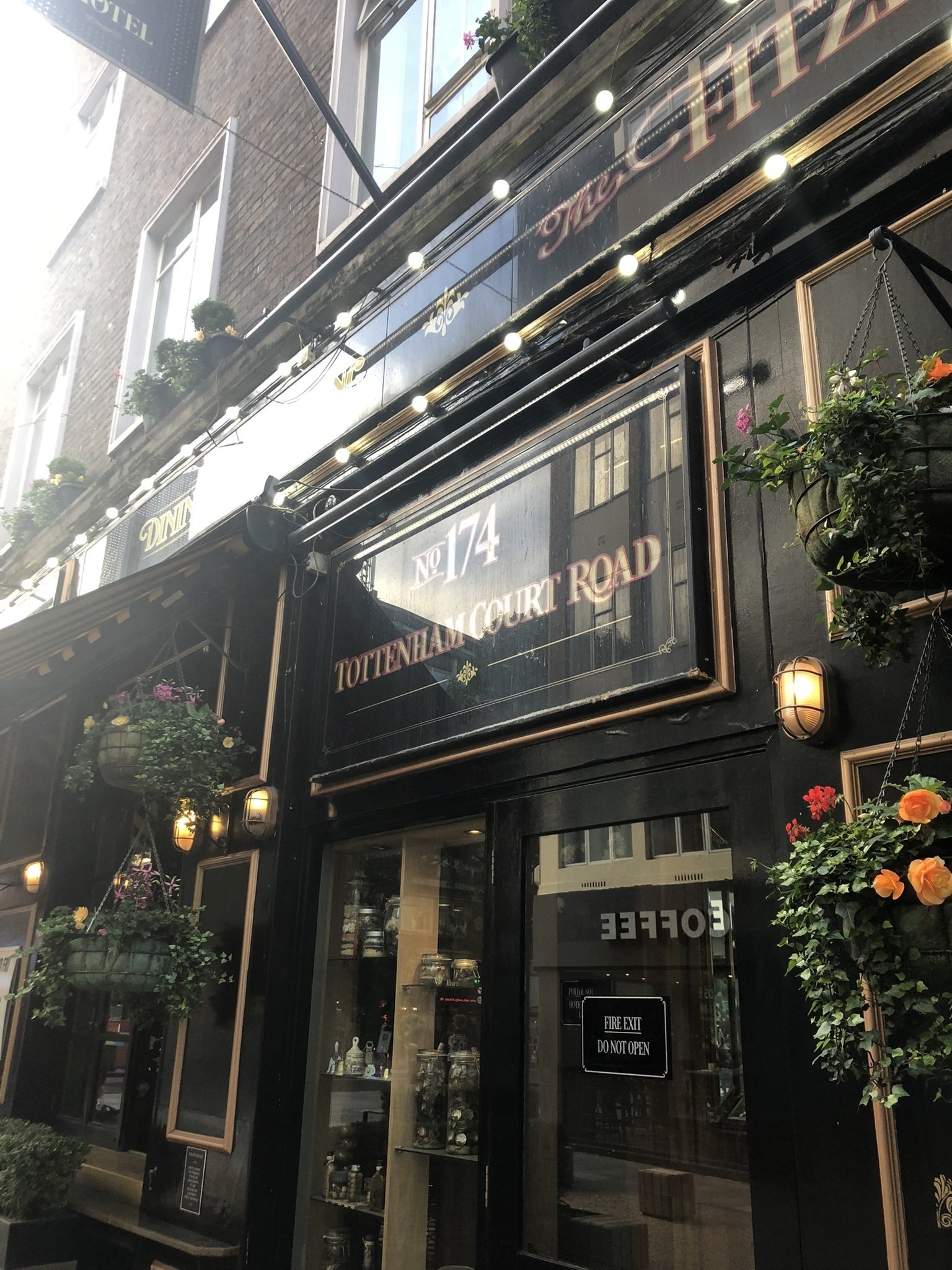 UK photos - Pub 072 “Fitzrovia Belle”, Tottenham Court Road｜ted2lasvegas