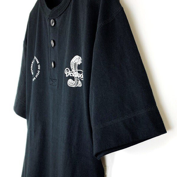 「DEVILOCK / デビロック」より、新作ヘンリーネックTシャツ｜Rogia