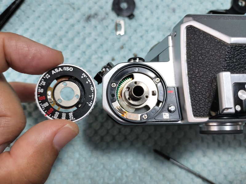 Nikon FE2の分解｜フィルムカメラ修理のアクアカメラ
