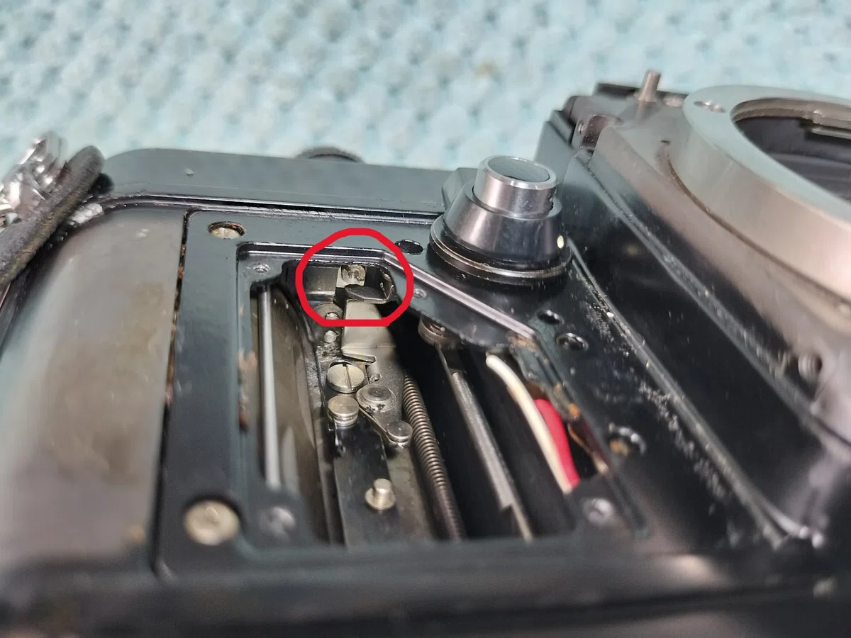 Nikon F2の分解｜フィルムカメラ修理のアクアカメラ