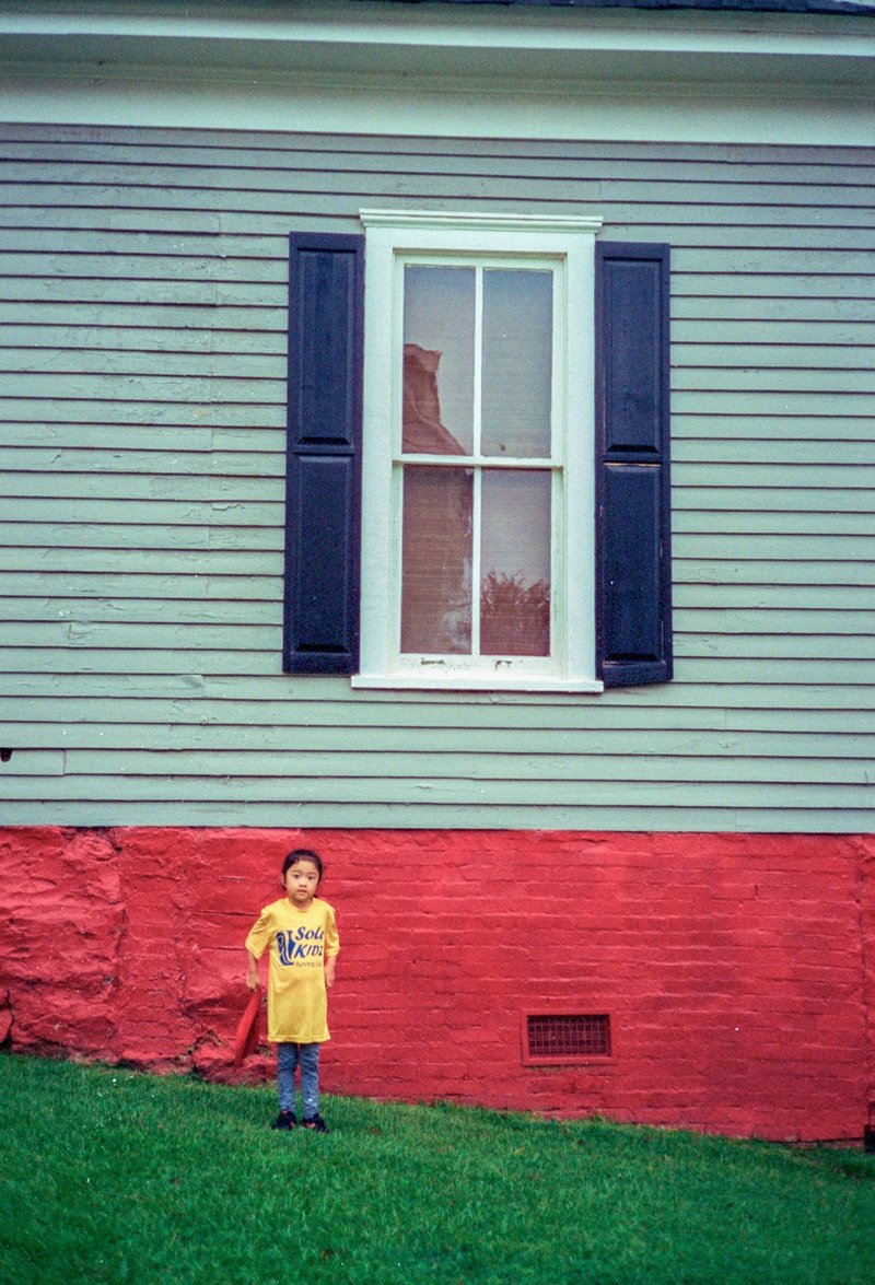 赤い土台の家 ＜Rollei 35S＞｜MOJA MOJA｜note