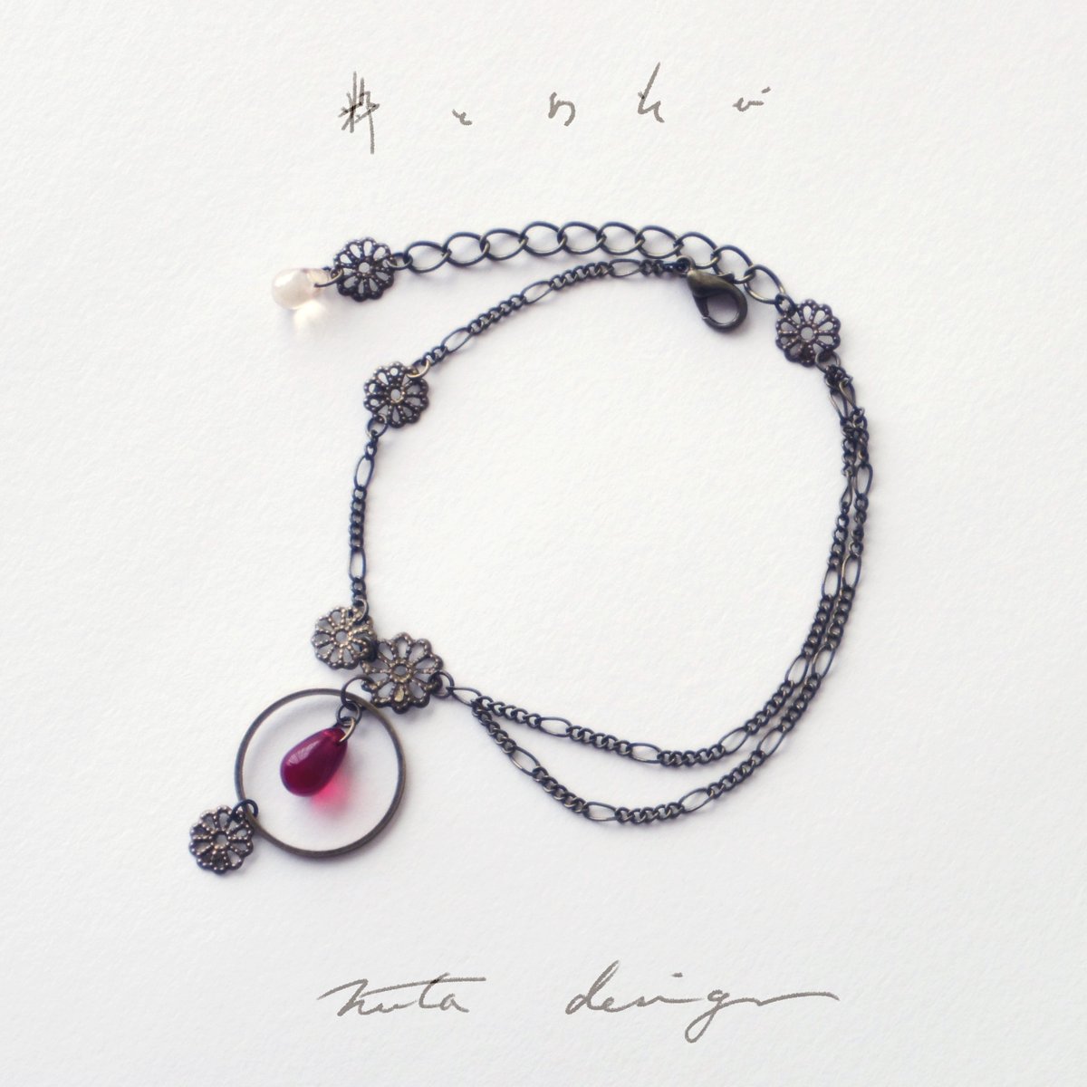 仕草も心なしか堂々と｜nuta design