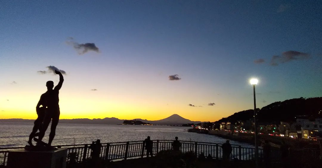 稲村ヶ崎公園から眺める夕暮れ江ノ島と富士山｜Lotus.KT｜note