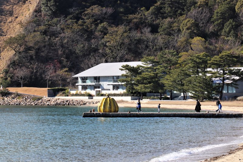 冬の直島②:避難→復帰,草間彌生の黄かぼちゃ｜Abbey -旅するように暮らす、暮らすように旅する-｜note