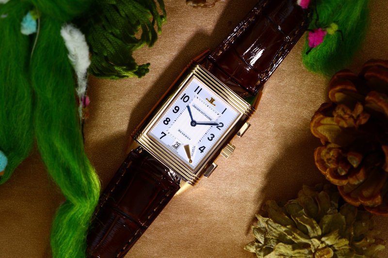 まるで本の様に回転するジャガールクルトのレベルソ｜juunko hayashi