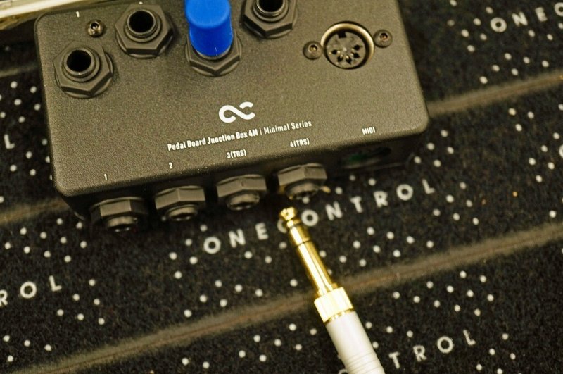使い方いろいろ！4CMやMIDI、アンプスイッチも！One Control Minimal Series Junction Box 4M ...