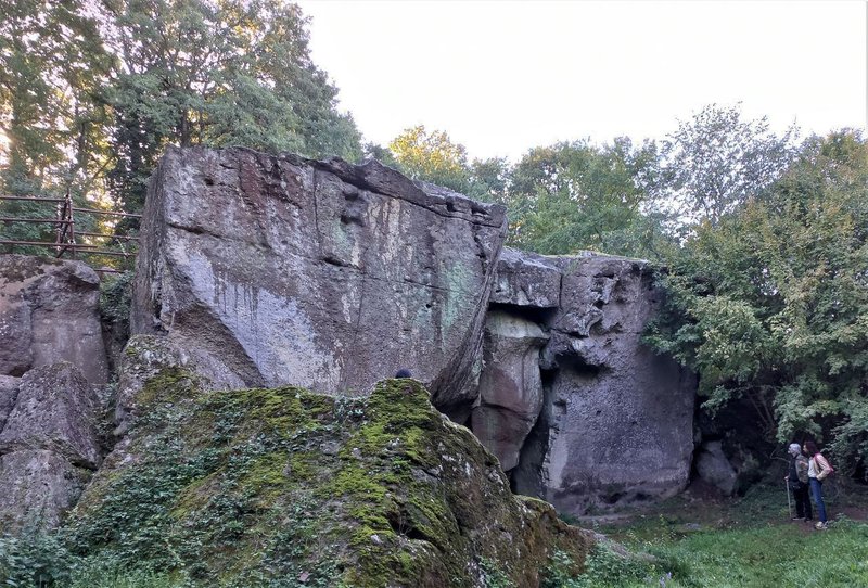 巨岩に守られるように建てられたエトルリアの小さな神殿｜Natsuko Tomi｜note