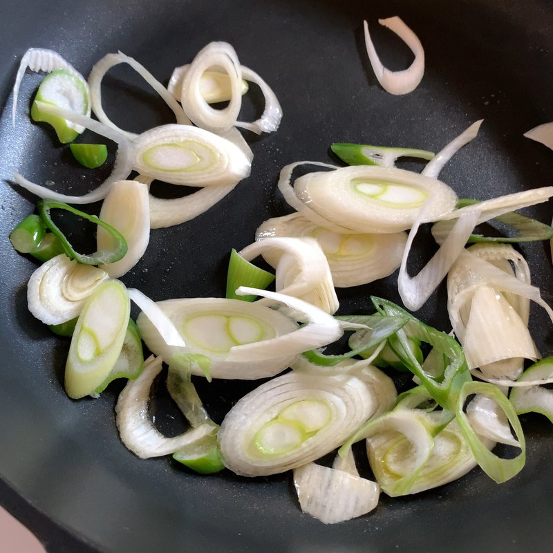 だしと塩だけでシンプルに美味しい「ネギとツナの和風パスタ」｜長月-nagatsuki｜note