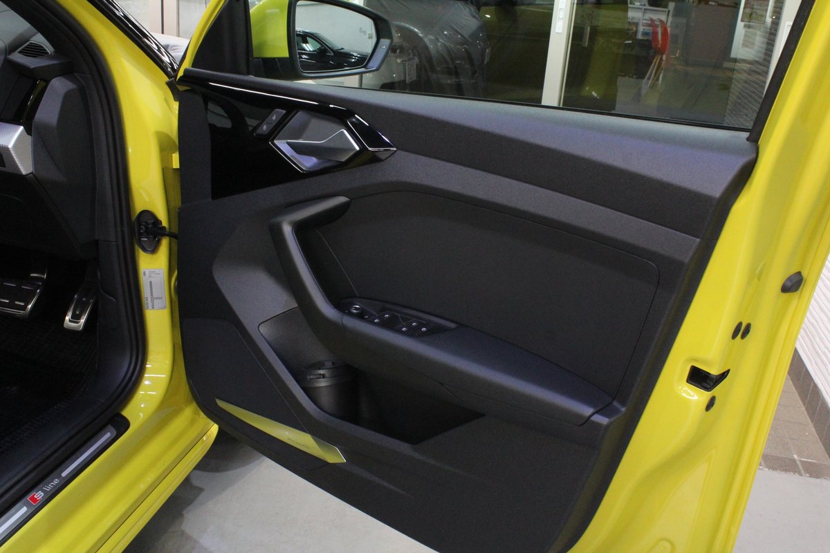 アウディA1 ドア内張り取り外し方｜naka-yoshi