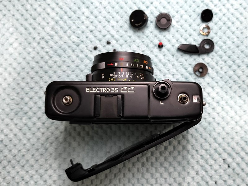 ヤシカエレクトロ35CCの分解｜フィルムカメラ修理のアクアカメラ