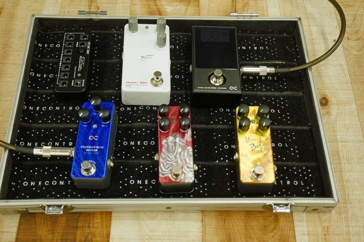 ジャンクションボックスがボードに必須である理由とは。One Control Minimal Series Pedal Board Junction Box with BJF Buffer ...