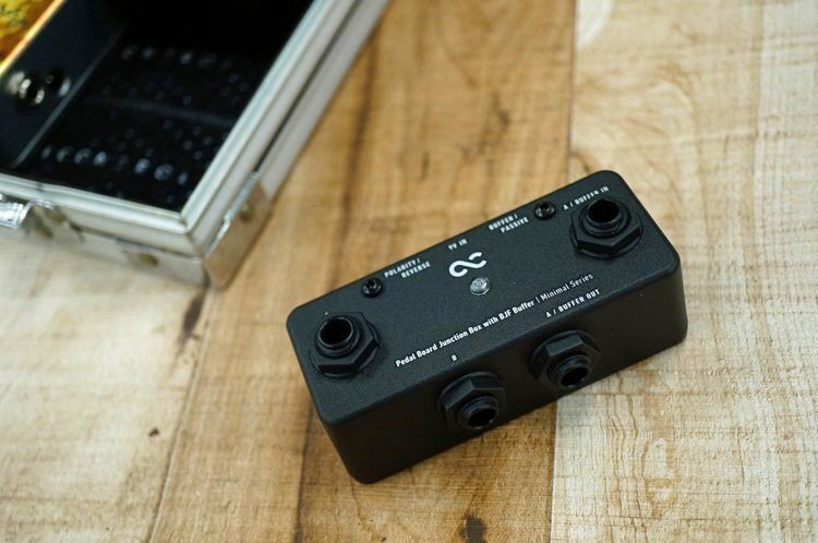ジャンクションボックスがボードに必須である理由とは。One Control Minimal Series Pedal Board Junction Box with BJF Buffer ...