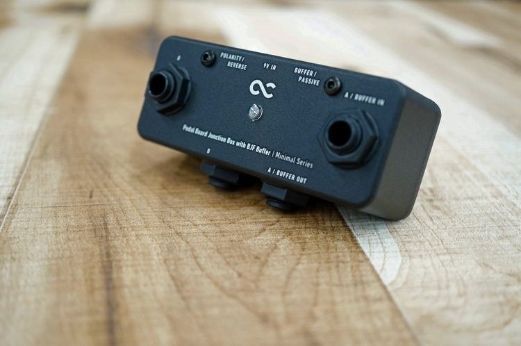 ジャンクションボックスがボードに必須である理由とは。One Control Minimal Series Pedal Board Junction Box with BJF Buffer ...