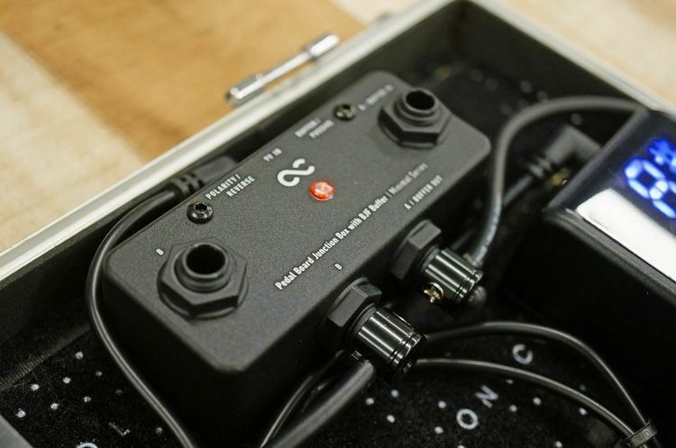 ジャンクションボックスがボードに必須である理由とは。One Control Minimal Series Pedal Board Junction Box with BJF Buffer ...