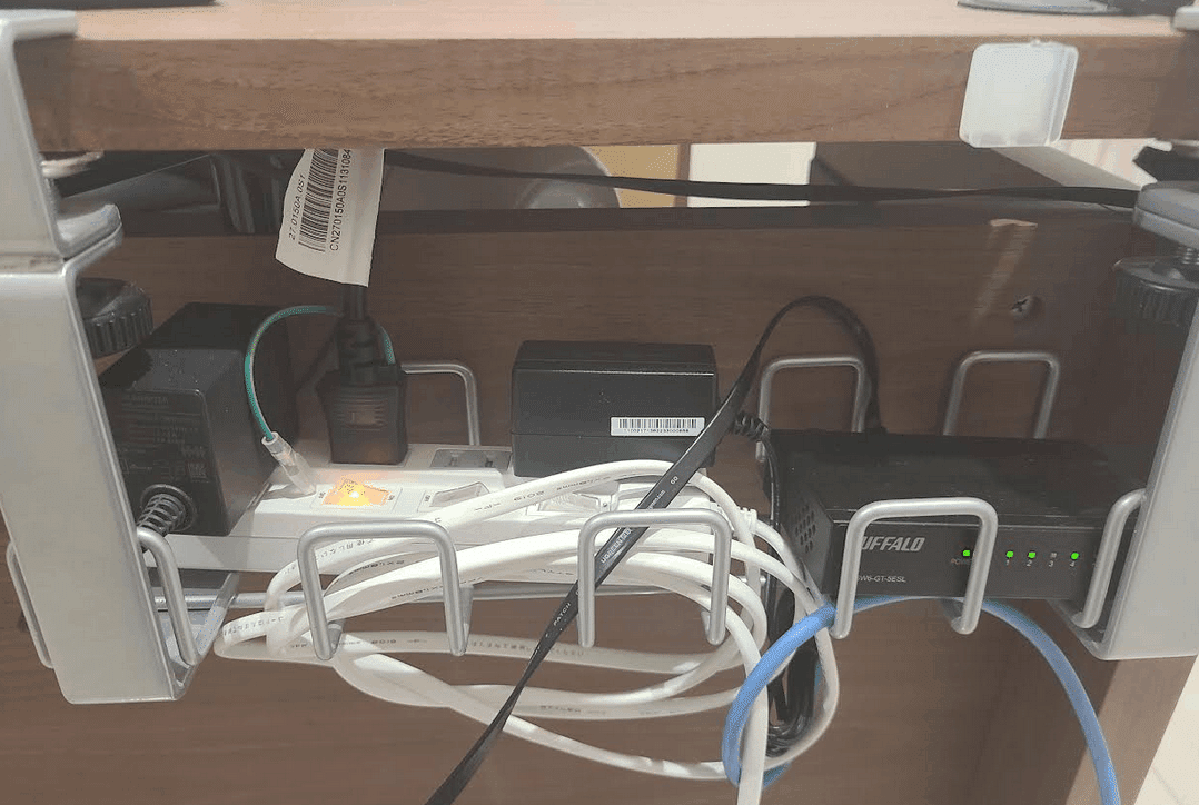 ケーブル1本減らすためにモニターを買い替えた話｜ayakawakaya