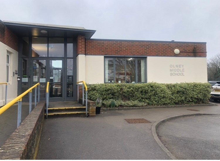 イギリス・パンケーキレースの旅(12)〜オルニーの小学校 The Pancake Trip 12 - Olney Middle School ...