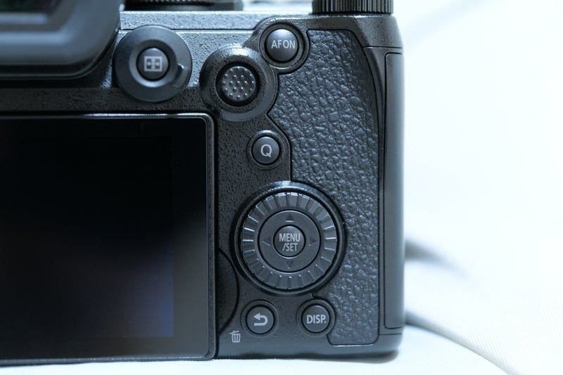 LUMIX S5IIXのブラックデザインは、「創作意欲」を変えるのか LUMIX S5IIXのブラックデザインは、「創作意欲」を変えるのか