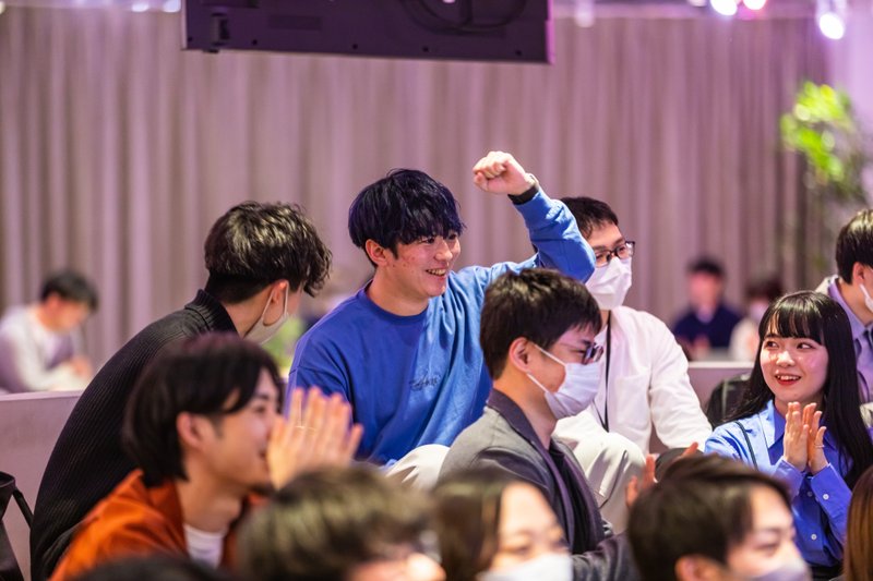 freee新卒1年目のチャレンジ。涙目ナンカレーもぐもぐから「一番笑顔が多い」入社式になるまで｜yosarimi@freee