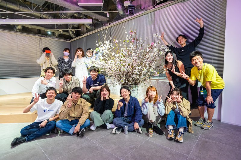 freee新卒1年目のチャレンジ。涙目ナンカレーもぐもぐから「一番笑顔が多い」入社式になるまで｜yosarimi@freee