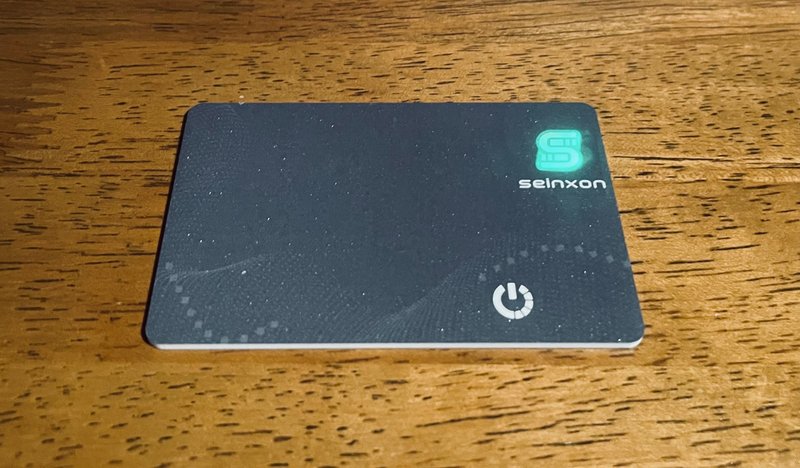 【makuake先行レビュー】iOS・Android対応の「Seinxon Finder Card」は”光”と”音”で無くしモノ〜防犯対策まで1台2役でこなす万能タグ！｜書店員のすヽめ