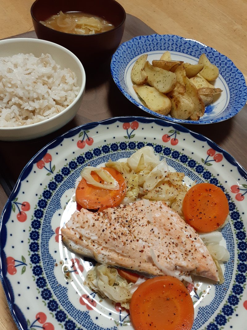 『鮭と野菜の蒸し焼き』(塩分0.6g)｜guttyo