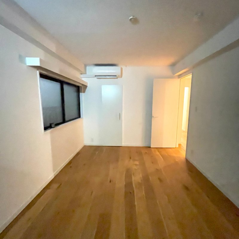 なんでなの！？六本木駅まで徒歩9分なのに、平均家賃より20万円も安い物件をご紹介！｜RoomPaのお姉さん