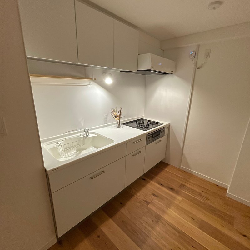 なんでなの！？六本木駅まで徒歩9分なのに、平均家賃より20万円も安い物件をご紹介！｜RoomPaのお姉さん