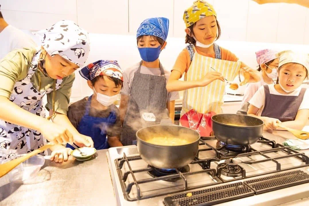 水野仁輔さん「カレーの小学校」を開校!? 自由研究にもぴったりな、スパイスとカレーの体験型学び。『最強！カレー道』刊行記念イベントレポート ...