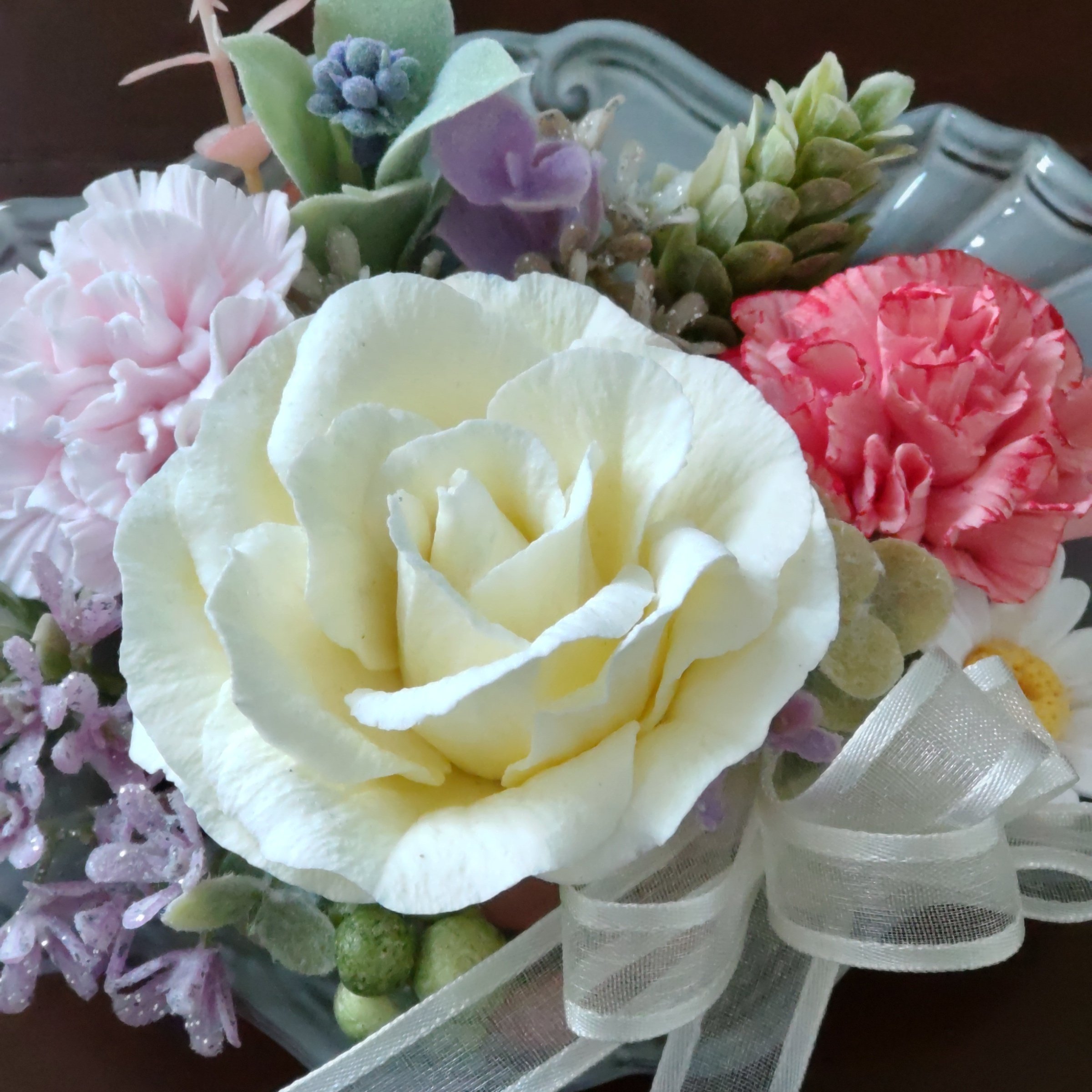 ほんのり黄色いバラのアレンジメント｜Atsuko Kaneko