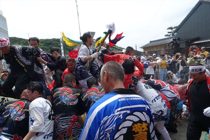 【呼子】男たちがぶつかり合う伝統の大綱引き＆透き通るイカ 国内旅行記・佐賀編Vol.4｜Tsuchinoco：ローファー旅