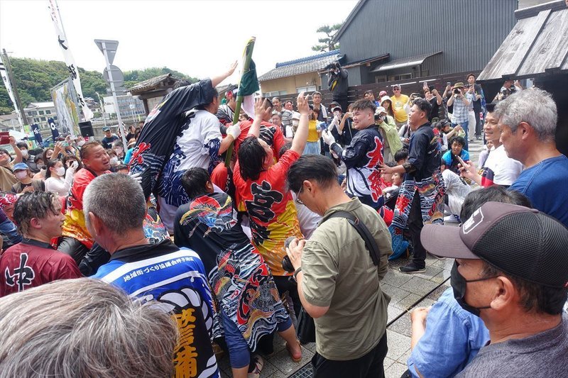 【呼子】男たちがぶつかり合う伝統の大綱引き＆透き通るイカ 国内旅行記・佐賀編Vol.4｜Tsuchinoco：ローファー旅