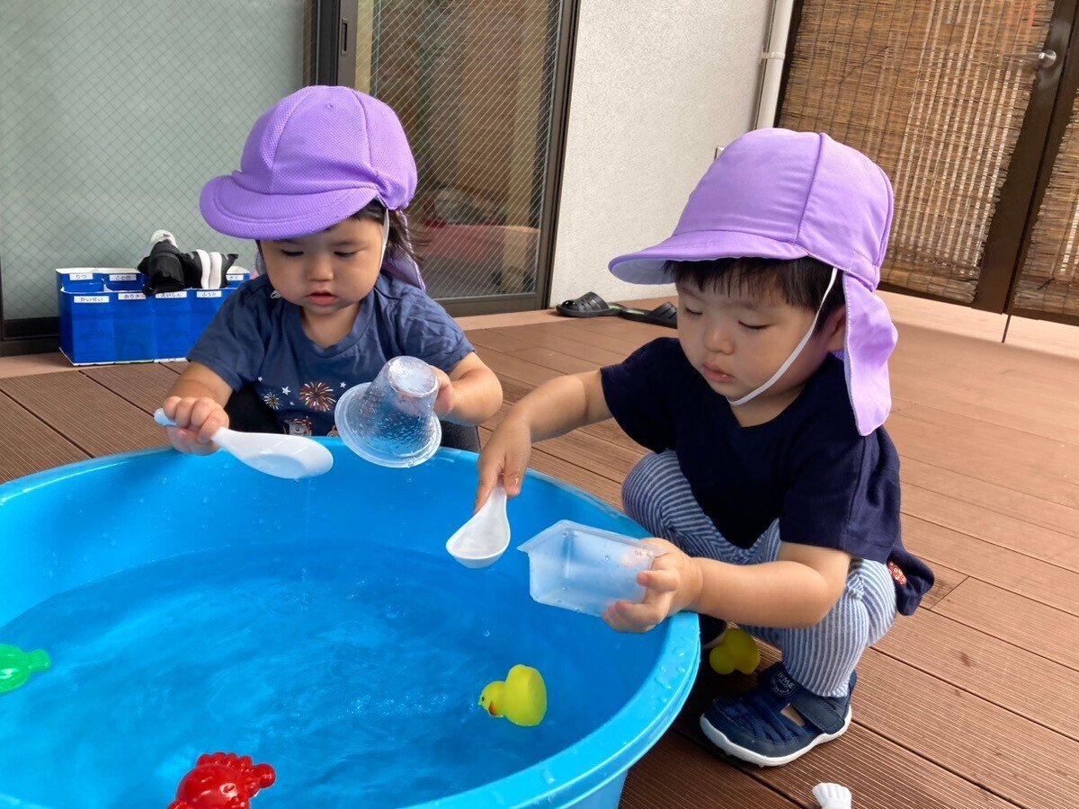 初めての水遊び・・ウキウキ・・（マフィス白楽ナーサリー）｜Maffice -マフィス- | 保育専用note