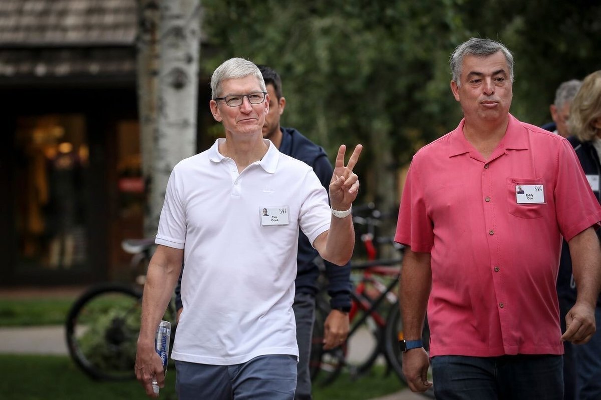 なぜアップルのCEOはいつも写真でVサインをしているのか？｜DigitalCreator