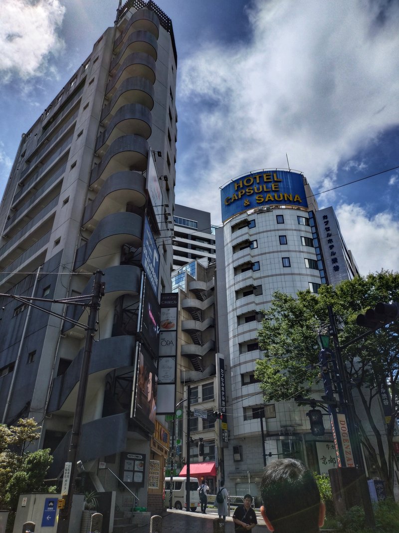 【B級スポット】東京・渋谷に大阪・USJへ直進500kmの案内看板\( o )／！｜きむいさ