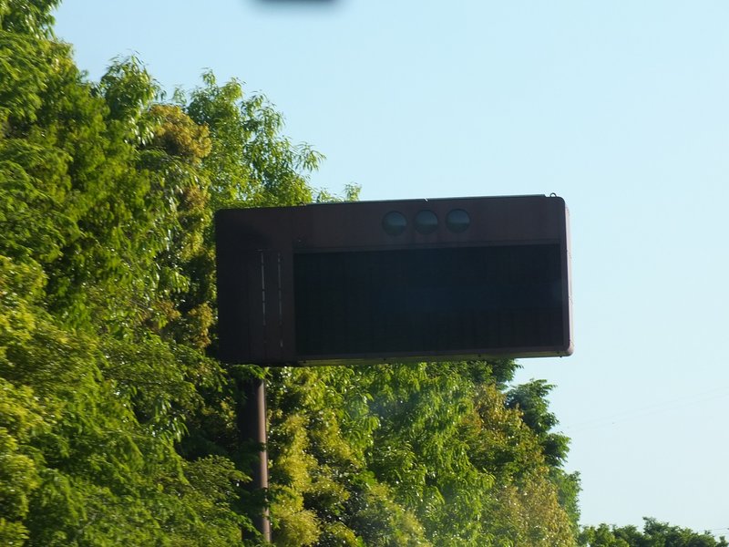 E50北関東道宇都宮上三川IC出口付近にあるブリンカーライトLEDと素子型ユニットRYR付き付き出口用表示板 in 宇都宮市砂田町、河内郡上三川町磯岡、真岡市長田｜光山祐弥