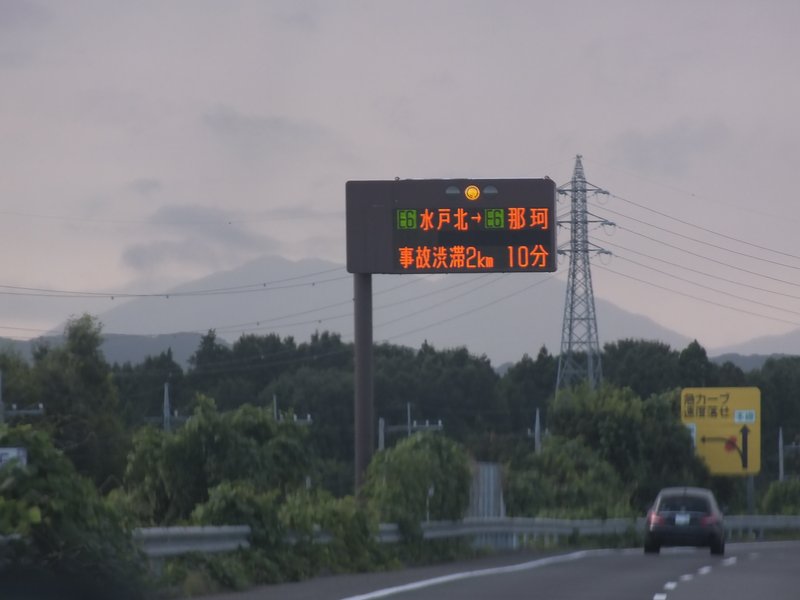 E50北関東道宇都宮上三川IC出口付近にあるブリンカーライトLEDと素子型ユニットRYR付き付き出口用表示板 in 宇都宮市砂田町、河内郡上三川町磯岡、真岡市長田｜光山祐弥