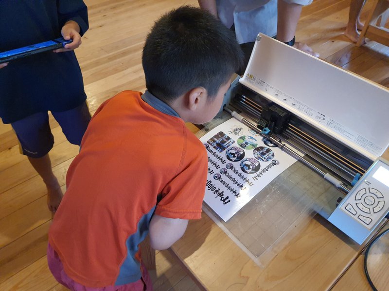 ロゴあるところにステッカーあり！ Silhouette博士のオリジナルステッカー道場（CoderDojo神山 #51 開催のご報告）｜CoderDojo神山