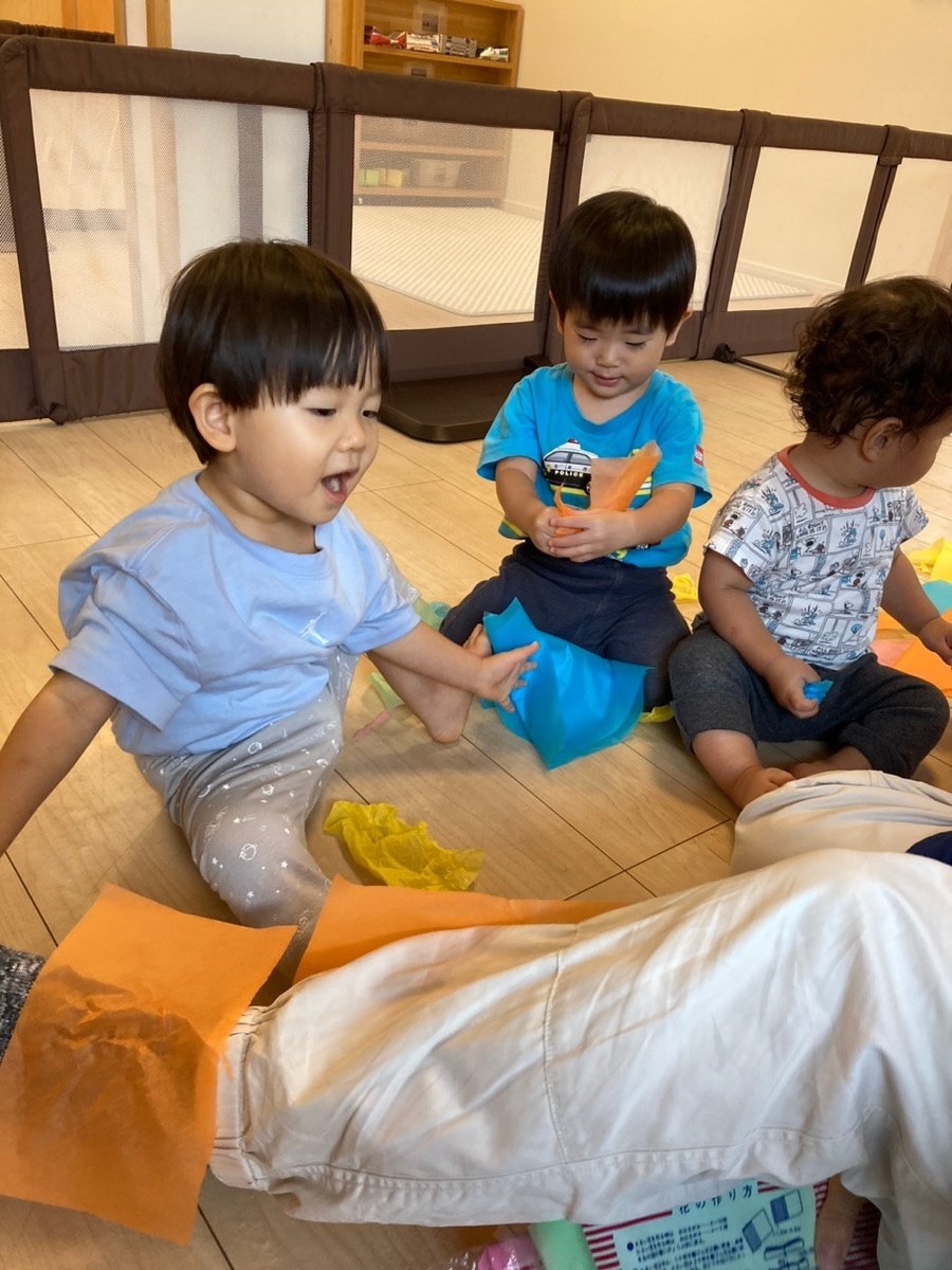 お花紙遊びで経験を遊びに！（マフィス白楽ナーサリー）｜Maffice -マフィス- | 保育専用note