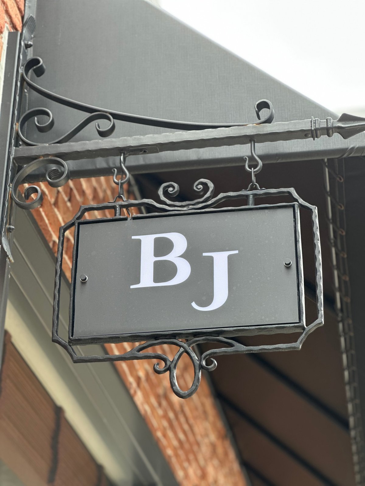 【Beef Junkie】名古屋市中区 野生に満ち溢れるような赤身の力強く肉肉しいハンバーグ。ランチ"黒毛和牛100%ハンバーグ一本勝負"｜ウニ王子