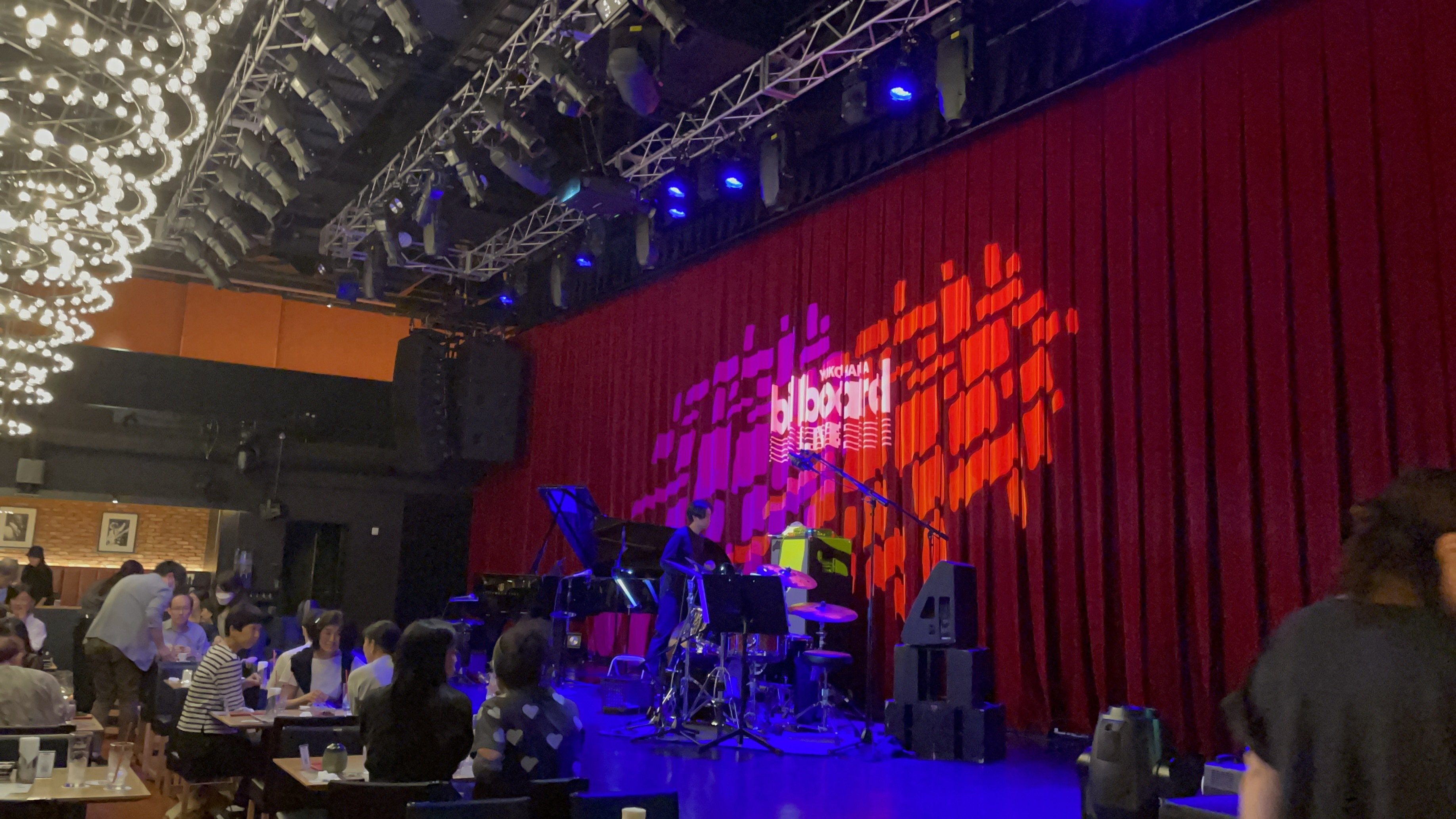 AKIKOと言うジャズシンガーを観た 以前アルバム ヒットパレードでレディオスターの悲劇を歌ってて良いミュージシャンと思って観に来た｜MIKI-ISO