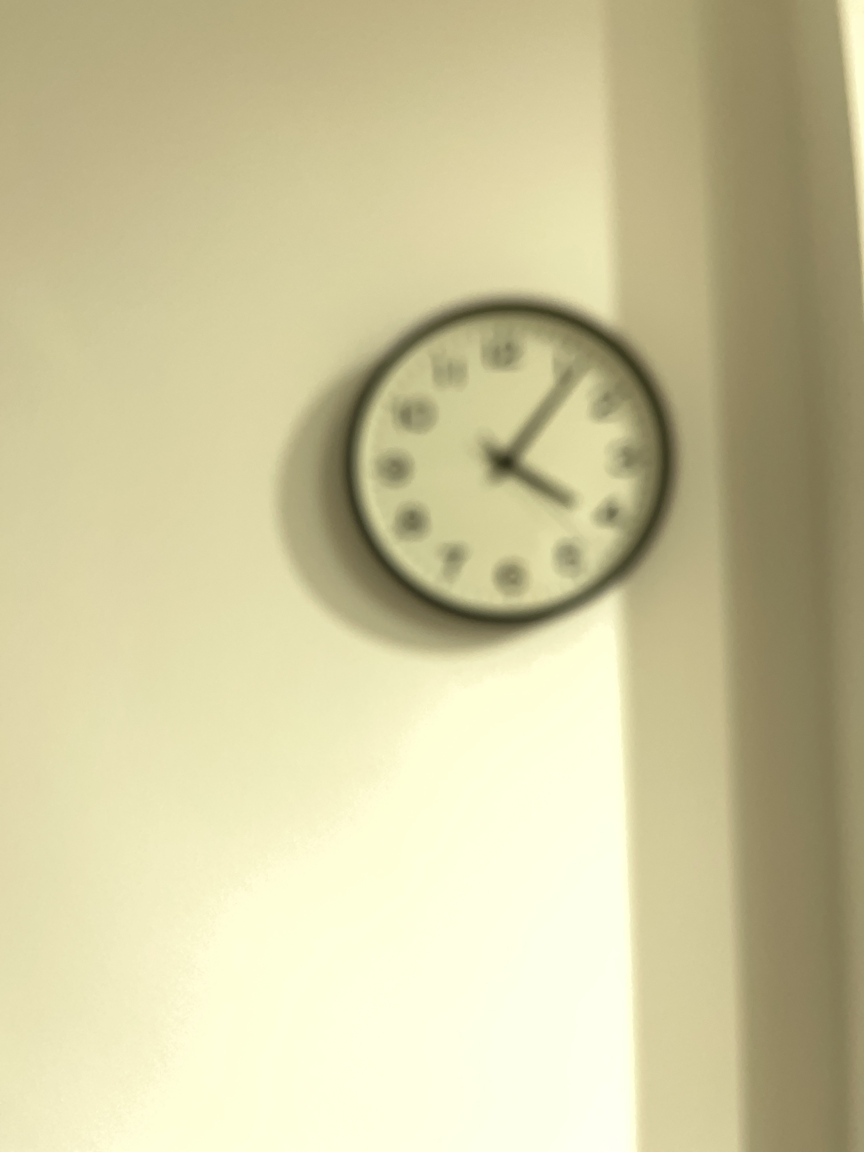 wall clock shot by iPhone｜atsushi matsuo