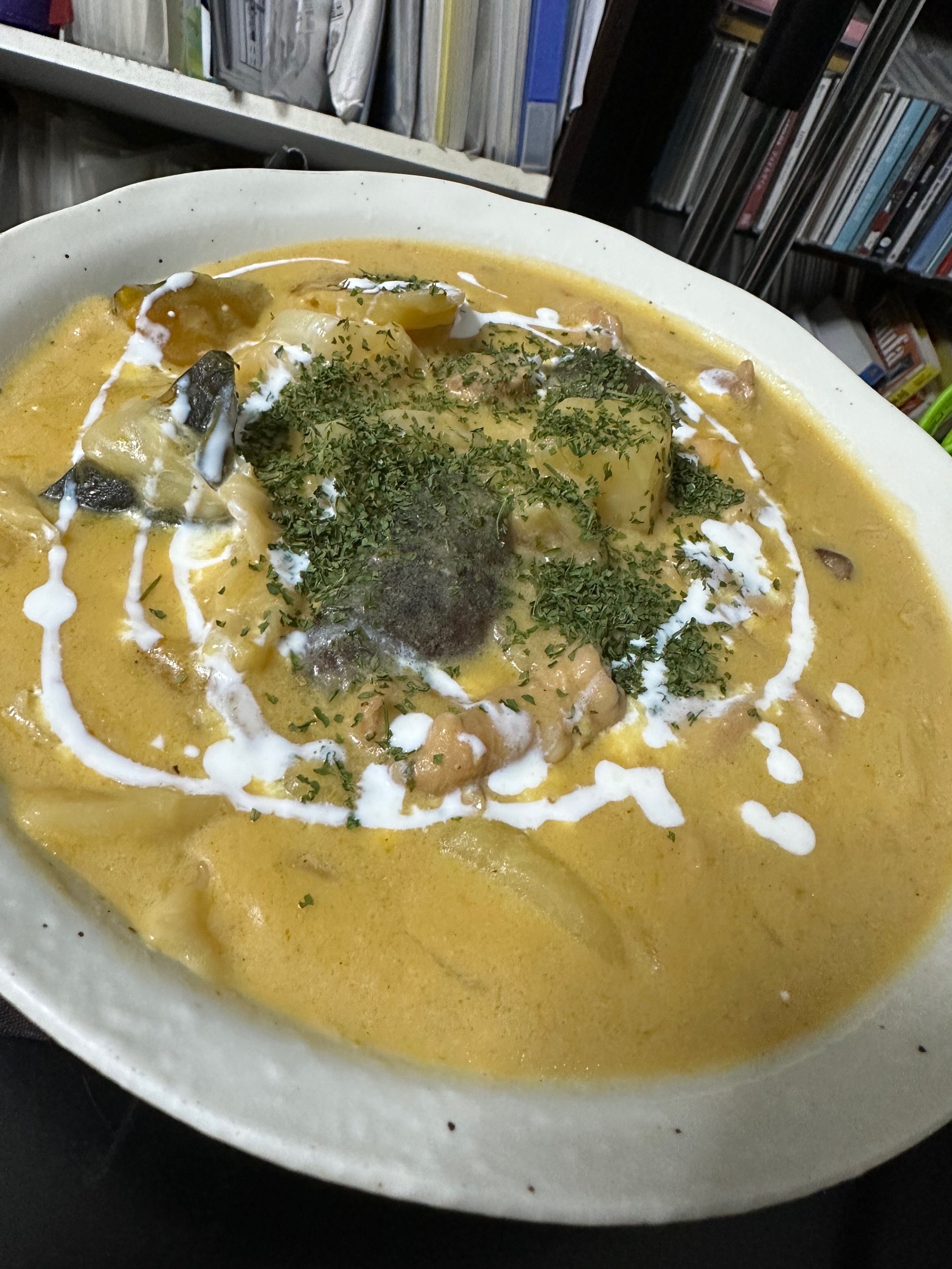 時期が早いと思われるクリームシチューを作る｜OFFICE NAMEKO