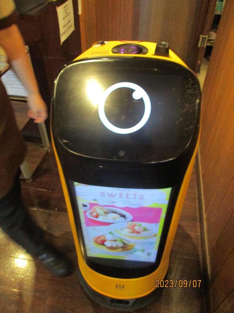 配膳ロボットNOW （ファミレス編）｜GEnKU