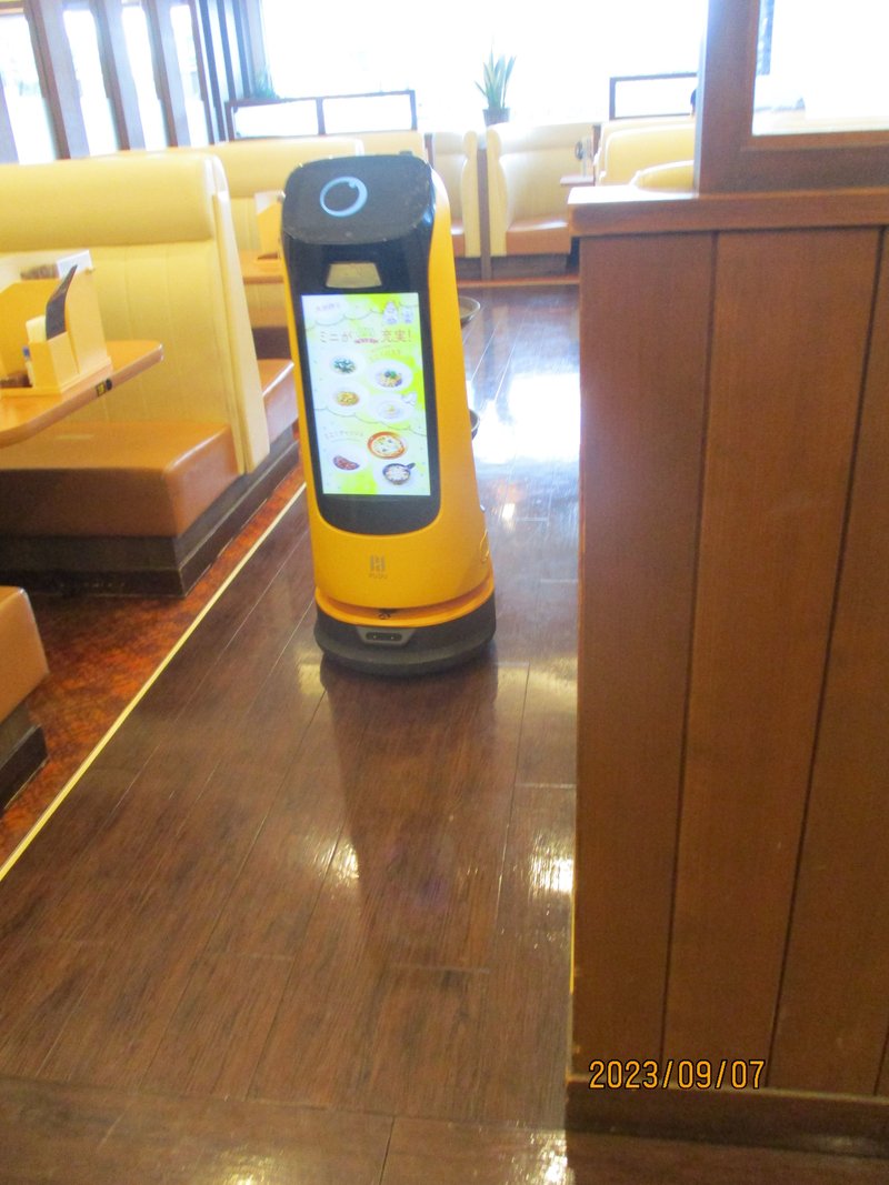 配膳ロボットNOW （ファミレス編）｜GEnKU